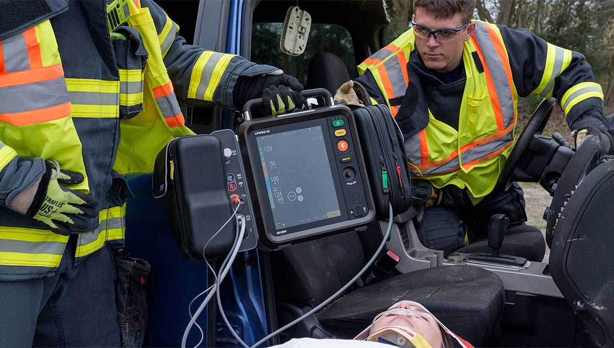 Introducing the new LIFEPAK 35 monitor/defibrillator | Stryker